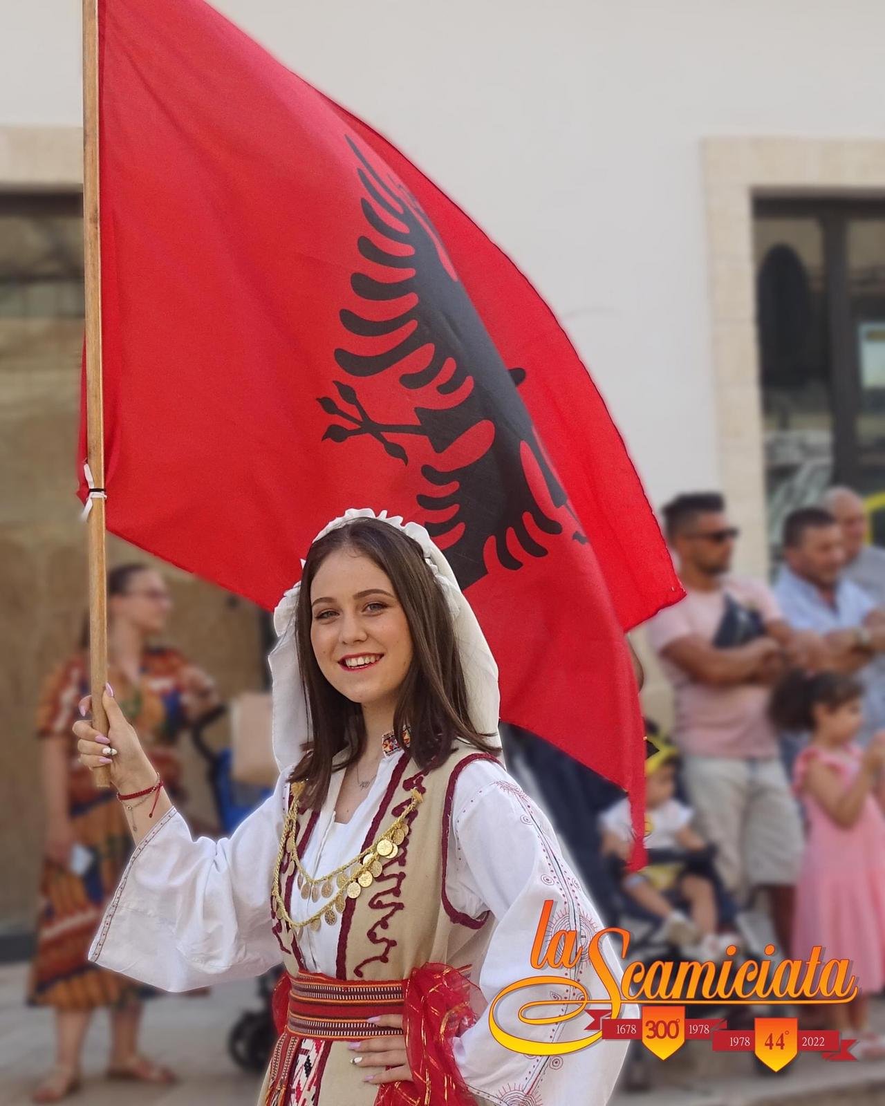 Ansambli “Myzeqeja” i Fierit promovon traditën jashtë kufijve – Revista ...